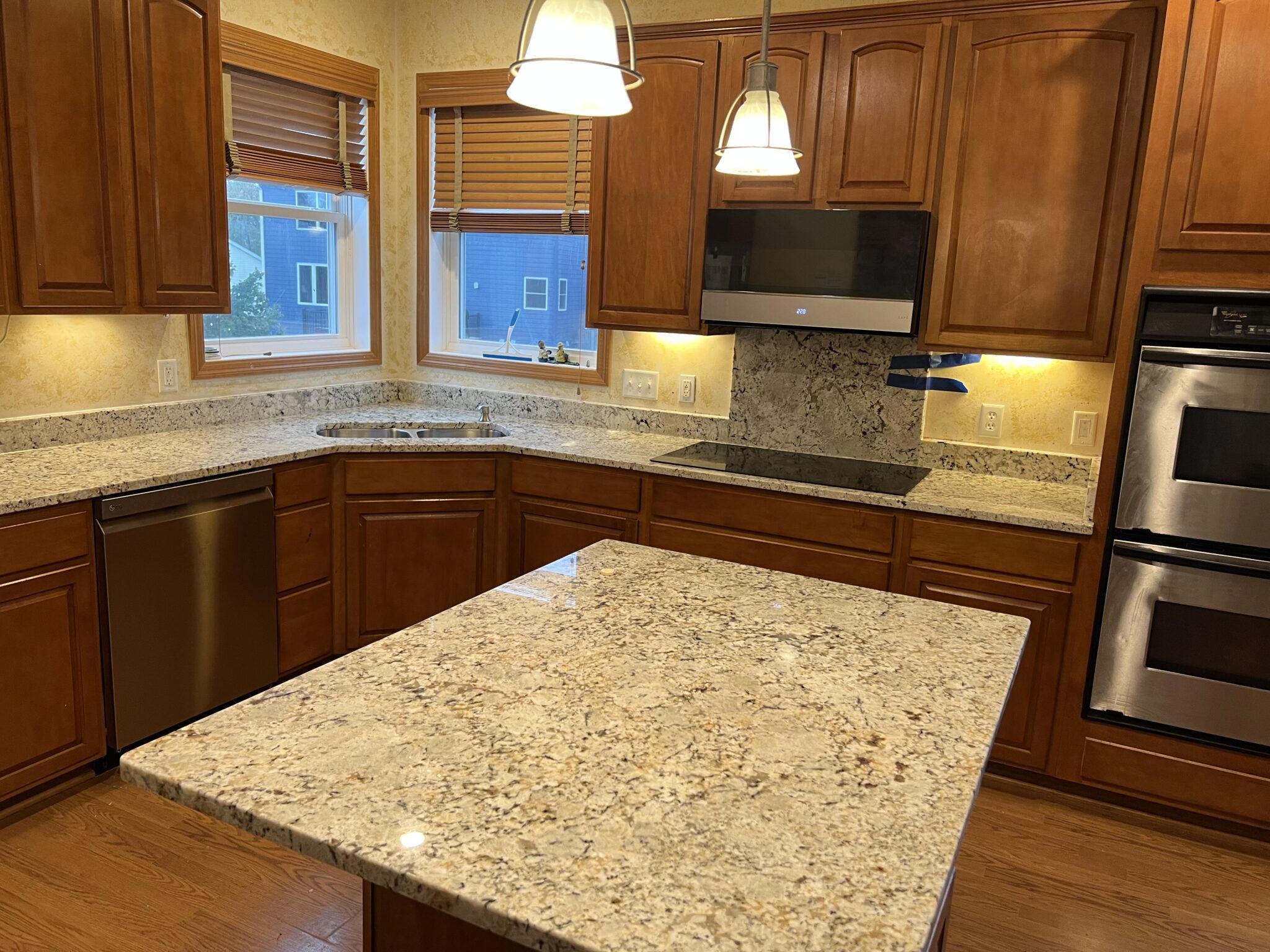 Gabinetes y granito asequibles – Affordable Cabinets and Granite